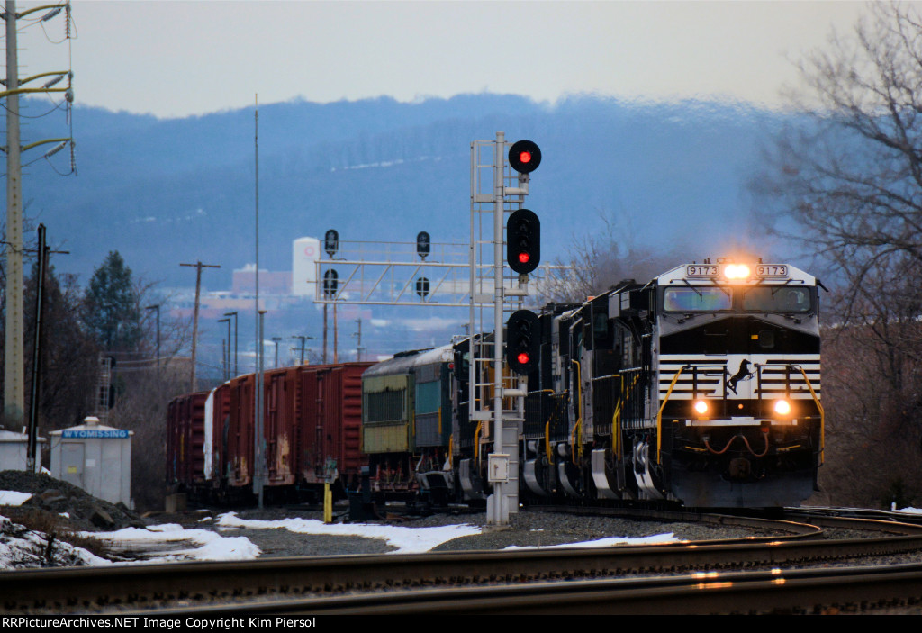 NS 9173 34A with Reading and Central of New Jersey Passenger Cars on Flats
